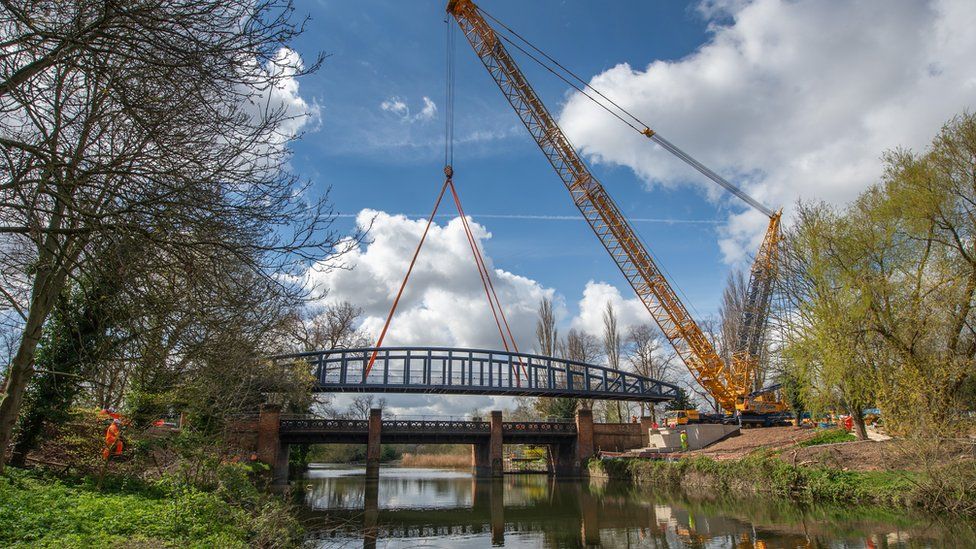Leicester's bike-friendly footbridge hoisted into place by huge crane ...