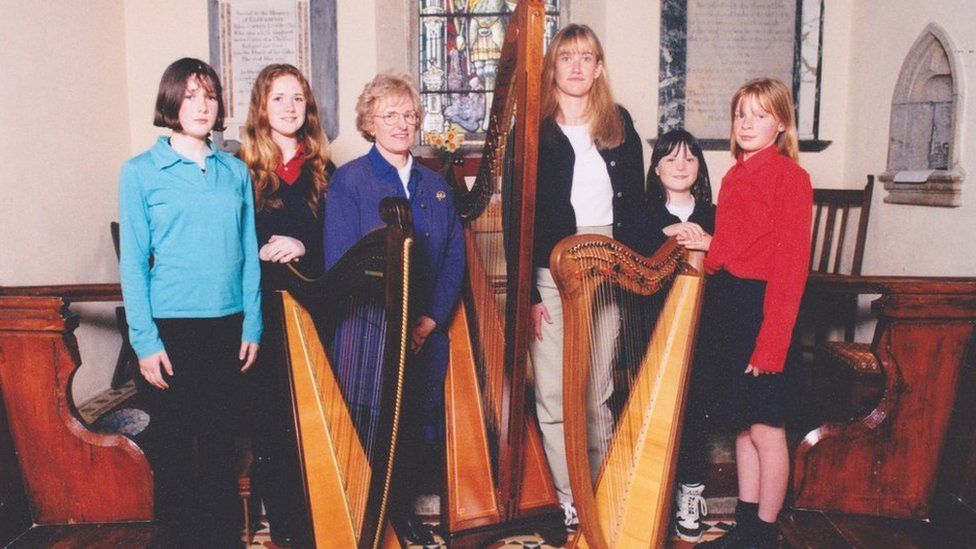 Llio Rhydderch, y delynores draddodiadol sy'n 'athrylith arallfydol ...