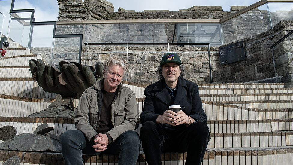 Gruff Rhys: Sioe laser yn 'brofiad ysgytwol' - BBC Cymru Fyw