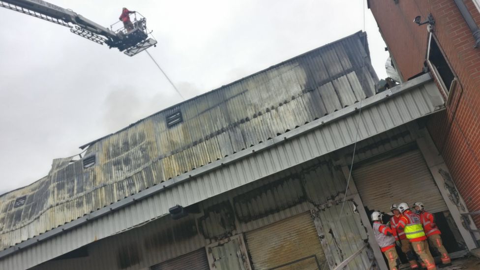 Rochdale fire: Homes evacuated after industrial unit blaze - BBC News