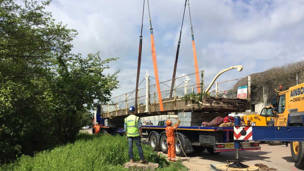 Lydney Harbour swing bridge restoration under way - BBC News