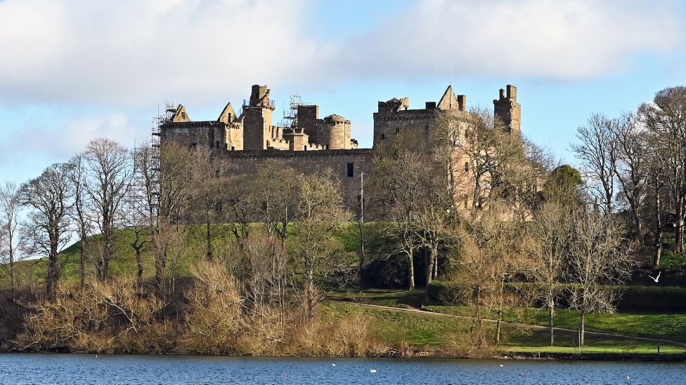 Boys charged after vandalism at Linlithgow Palace - BBC News