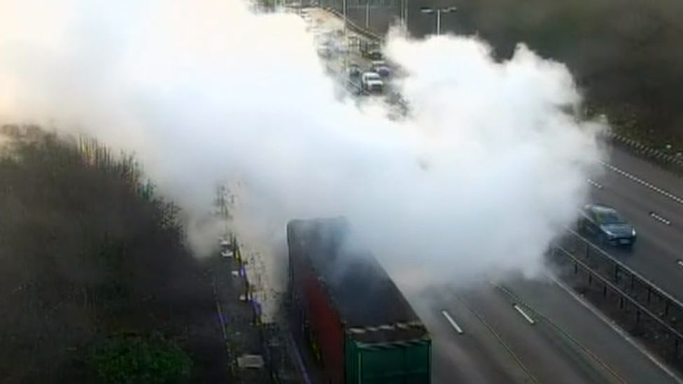 M6: Lorry fire shuts motorway near Walsall - BBC News