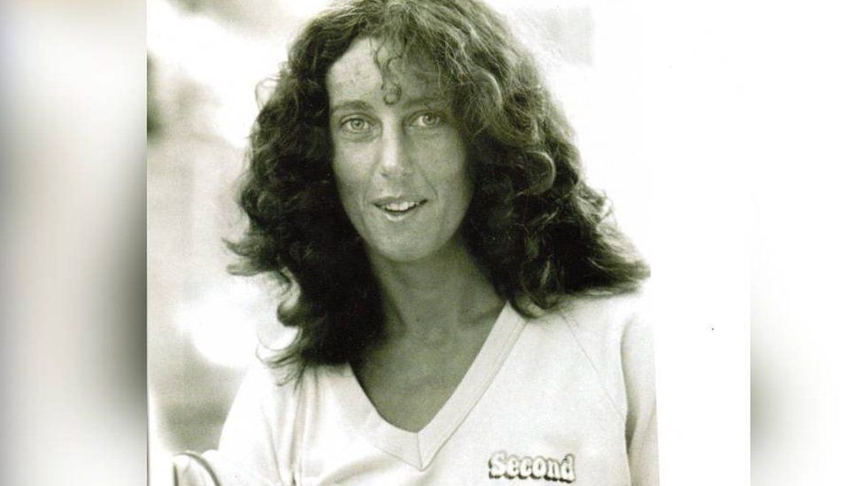 Linda Sharp: The pioneer woman surfer in a sea of men - BBC News