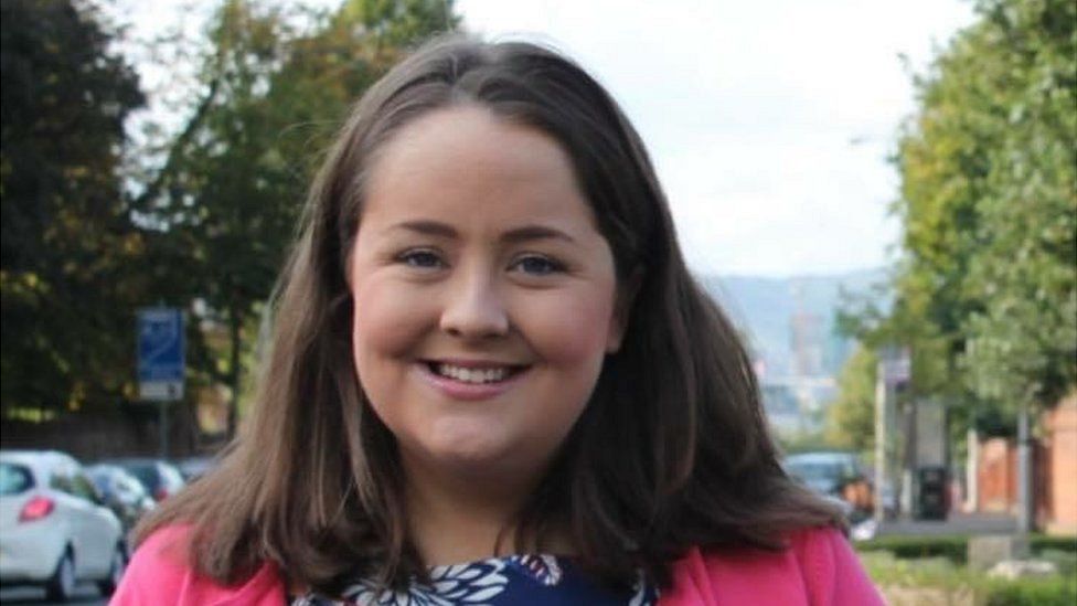 Social media: Can politicians avoid the pitfalls? - BBC News