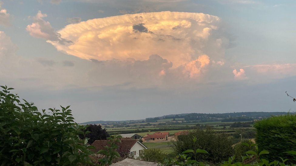 Storm clouds seen over England - BBC Weather