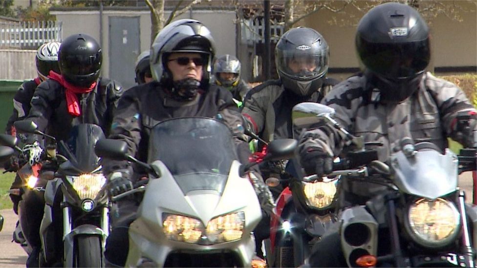 Hundred bikers mark Sway woman's 100th birthday - BBC News