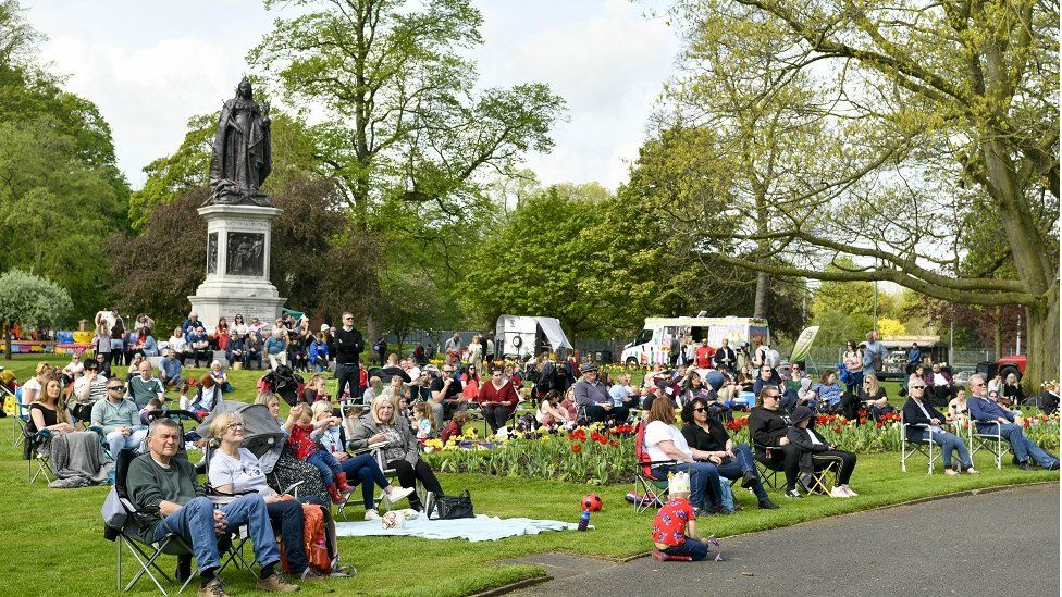Coronation watchers gather at Carlisle big screen - BBC News