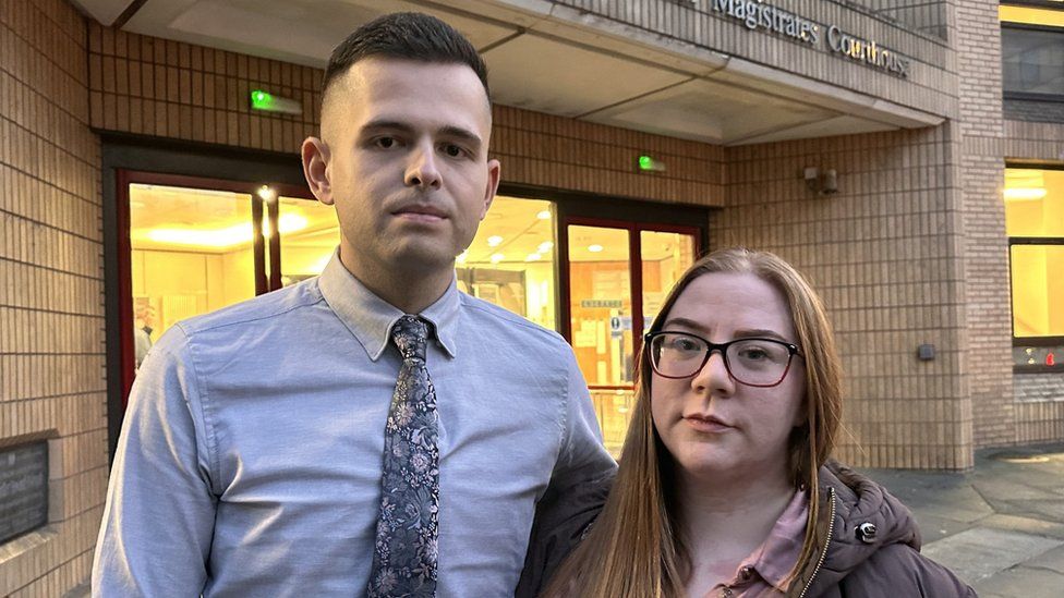 Gweithwyr Pizza Hut wedi'u diswyddo ar ôl cael eu haflonyddu - BBC ...