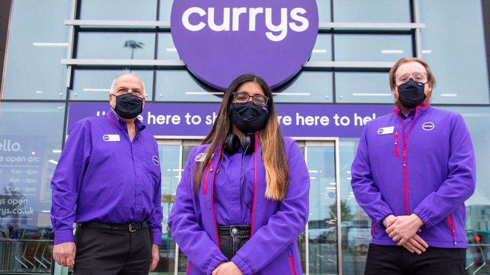 Gamers help Currys through challenging Christmas - BBC News