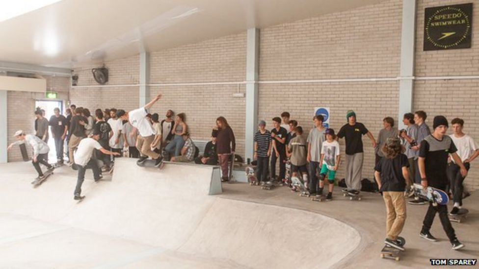Bishopsworth pool attracts hundreds of skateboarders - BBC News