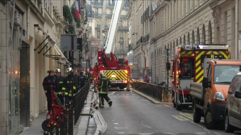 Paris Ritz: Fire under control at world-famous hotel - BBC News