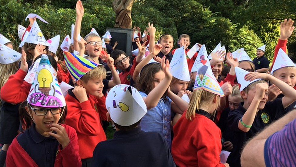 In pictures: Duns pupils don dunce's caps - BBC News