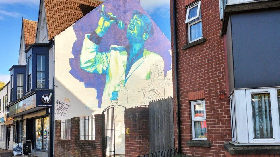 Joe Longthorne: Performer immortalised on childhood street - BBC News