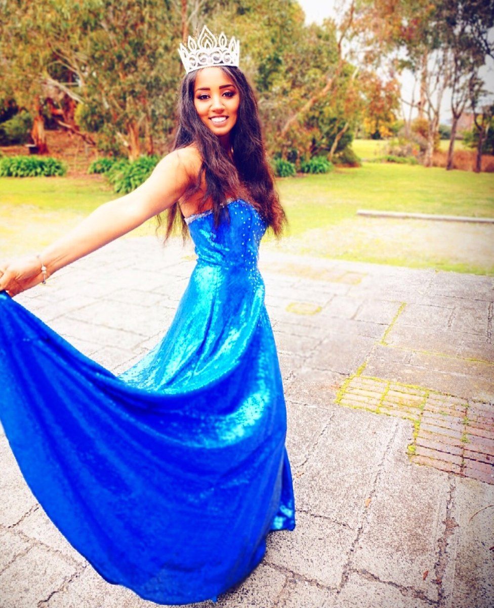 Size 10 beauty queen refuses title after 'too big' claim - BBC News