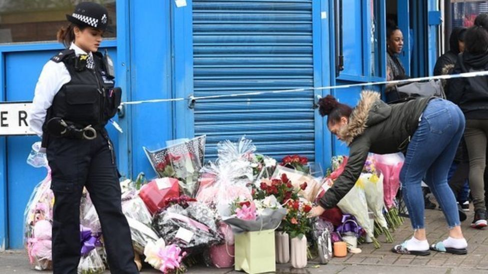 'My pupils all know someone who's been stabbed' - BBC News