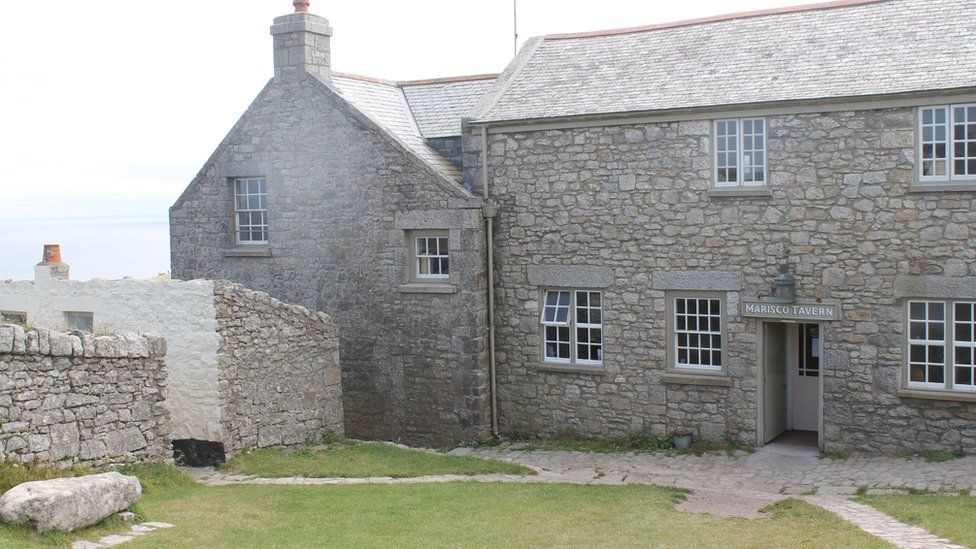 Lundy Island: New staff wanted for 'magical' pub - BBC News