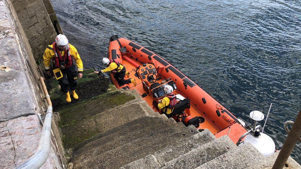Plymouth Hoe missing diver: Body found in search for 57-year-old - BBC News