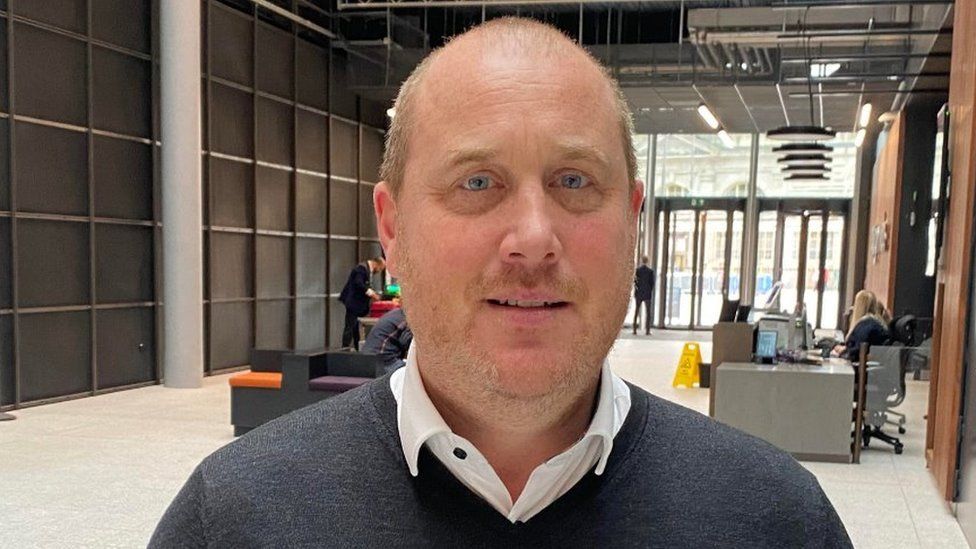 Marchnad tai rhent yng Nghaerdydd yn 'boncyrs' - BBC Cymru Fyw