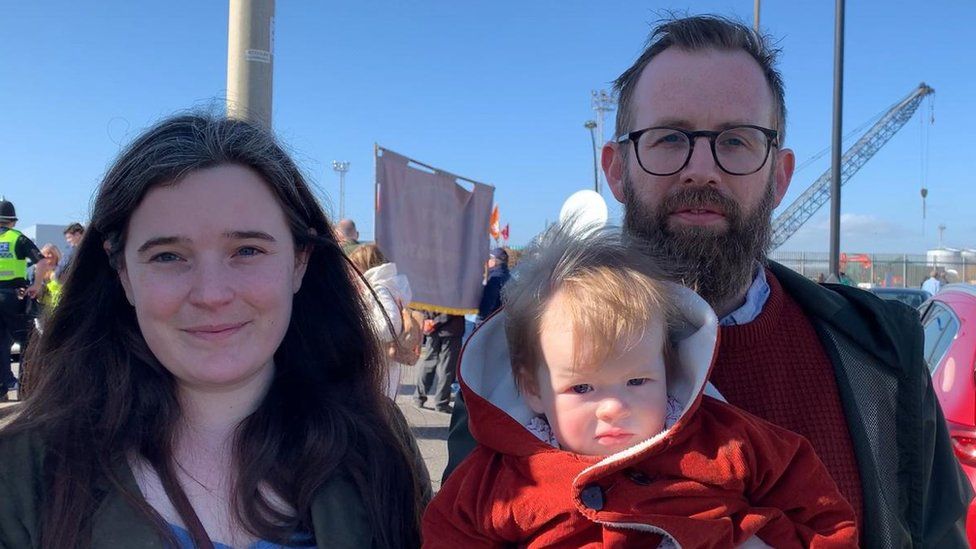 P&O Ferries protest draws hundreds in Hull - BBC News