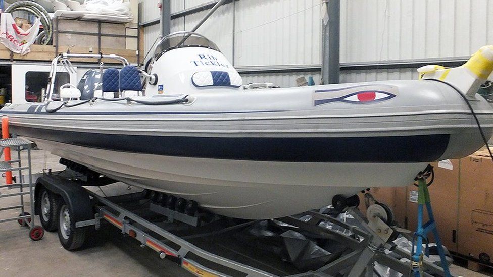 Beirniadu Cyngor Môn wedi gwrthdrawiad cwch a beic dŵr - BBC Cymru Fyw