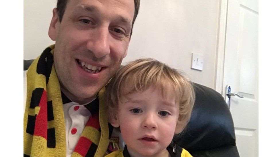 Nottinghamshire Police 'told near-miss cyclist to go away' - BBC News