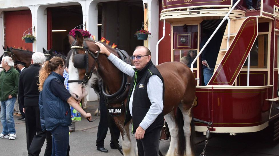 Isle of Man chief minister names Council of Ministers - BBC News