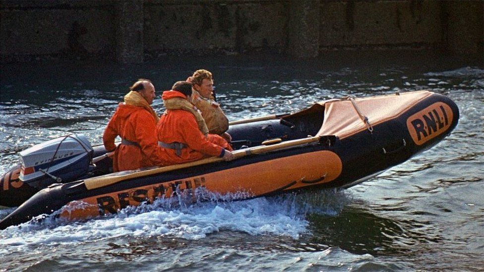 Littlehampton's Blue Peter lifeboat to be retired. - BBC News
