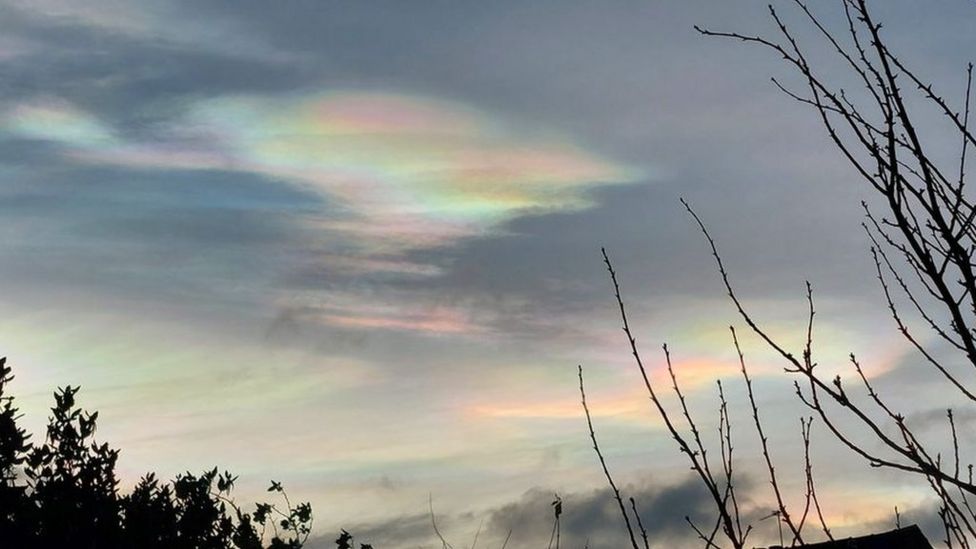 In pictures: Rare 'rainbow cloud' seen above the East Midlands - BBC News