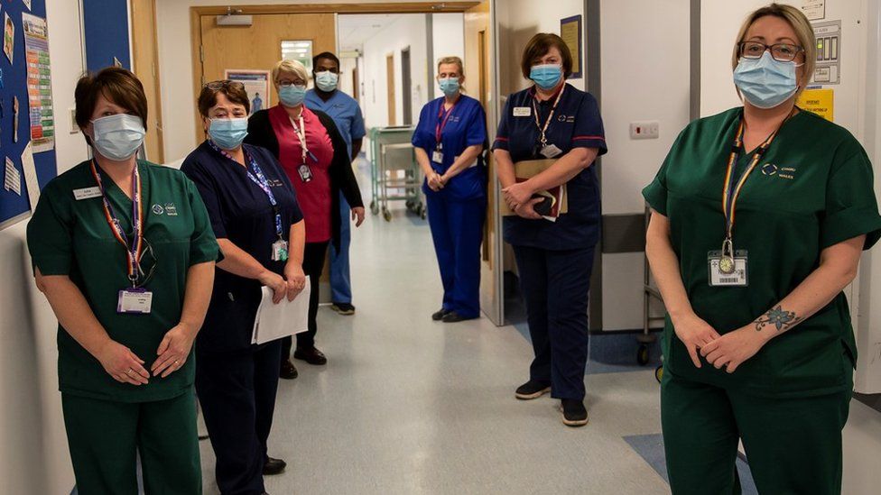 George Cross: Queen awards honour to Welsh NHS for Covid work - BBC News