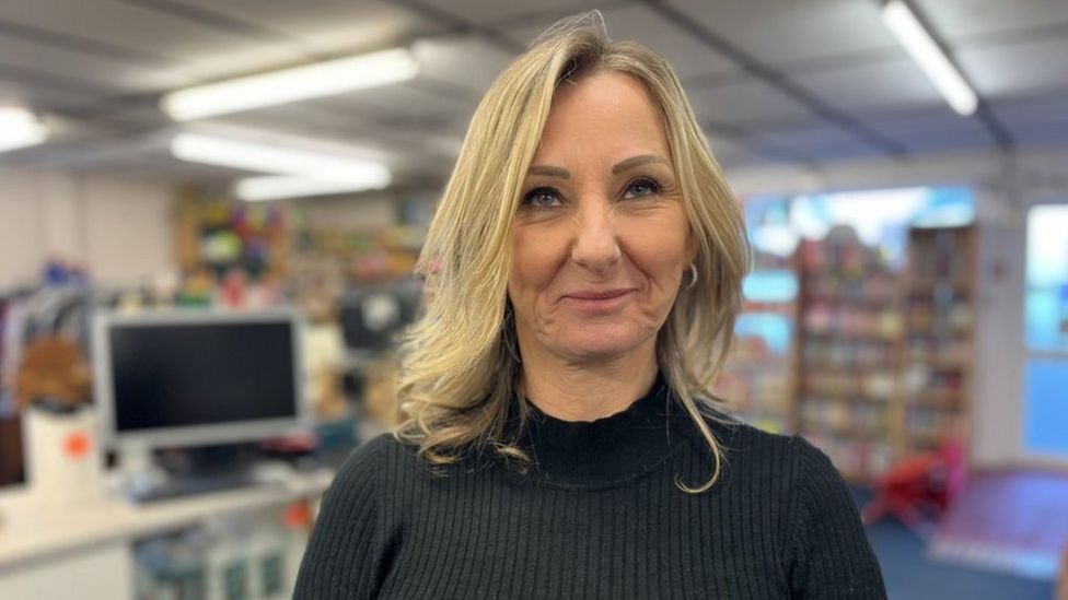 Warning over Guernsey charity shop waste charges - BBC News