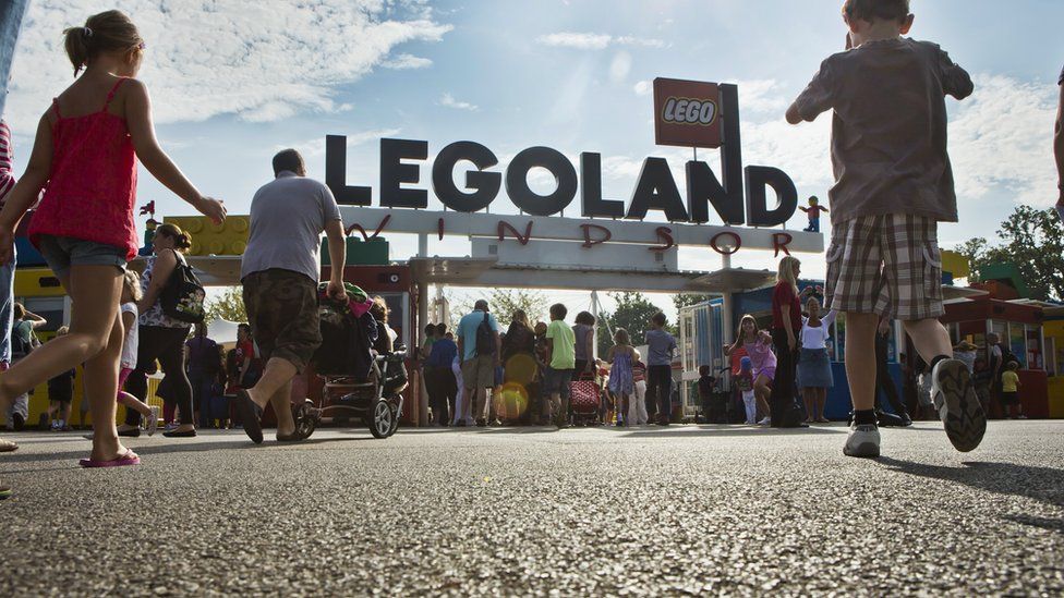 'Three-hour queues' to see Legoland Santa - BBC News