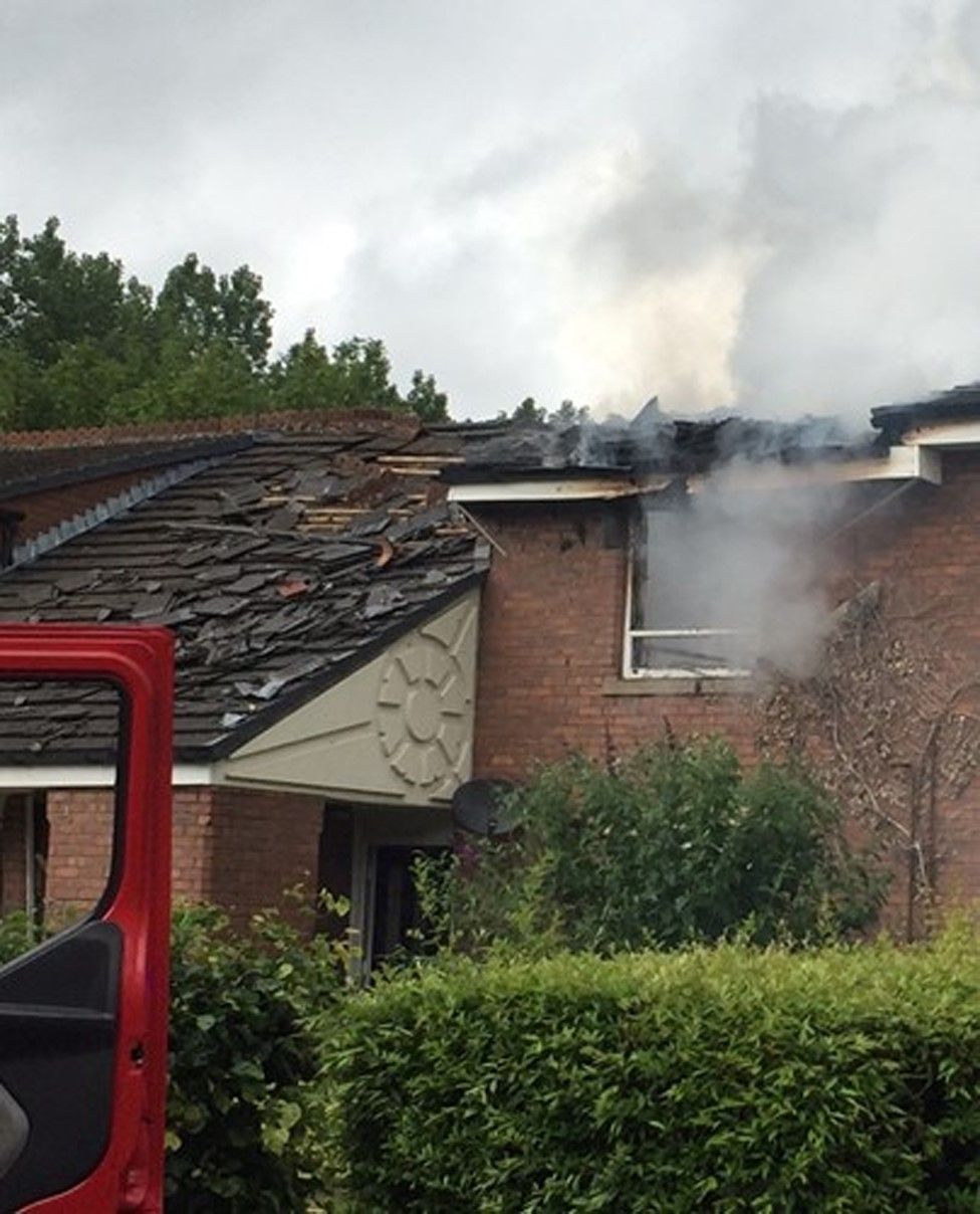 Builder rescues two men from Hyde flat explosion - BBC News