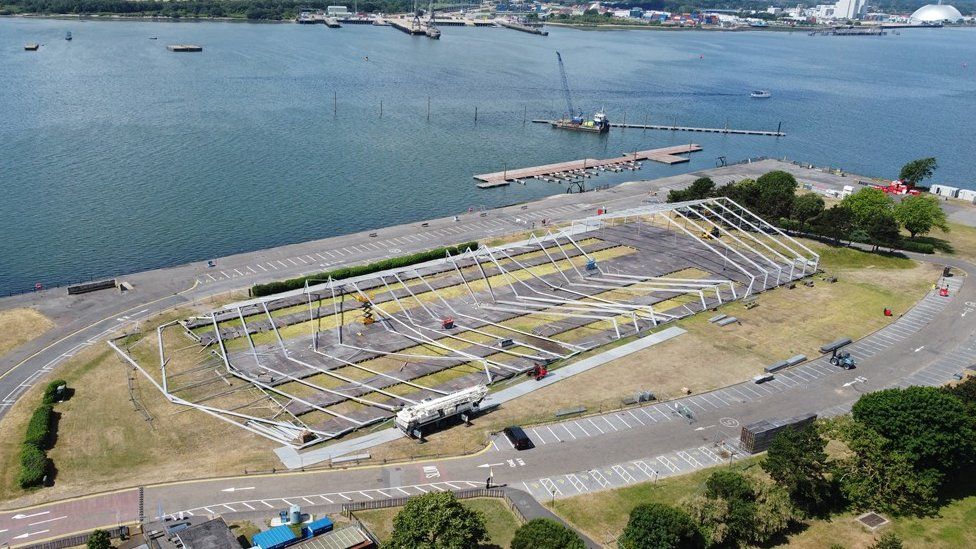 Three people injured in Southampton marquee collapse - BBC News