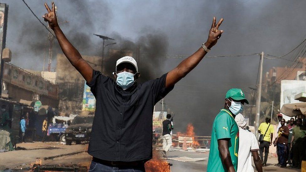 Senegal: Clashes spread over election postponement - BBC News
