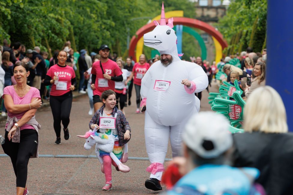 Race For Life runners are in the pink - BBC News