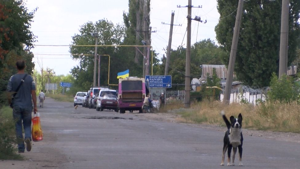 Ukraine crisis: Life on street dividing Ukraine and Russia - BBC News
