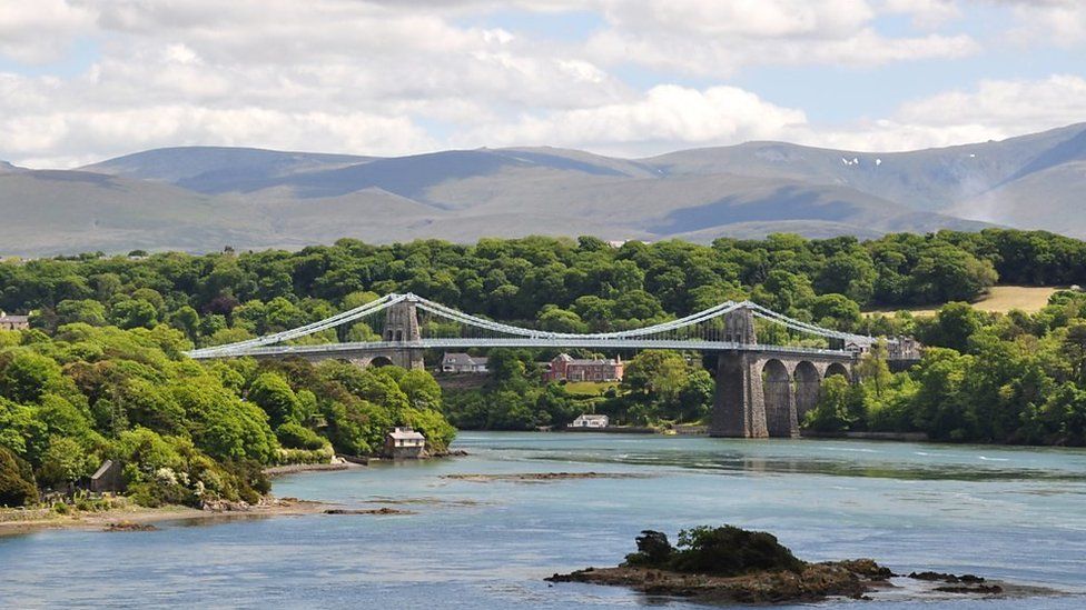 Nodi 200 mlynedd ers dechrau adeiladu Pont Menai - BBC Cymru Fyw