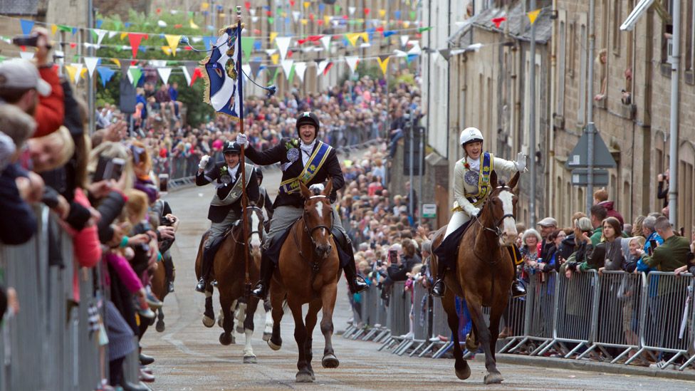 In pictures: Galashiels' Braw Lads Gathering - BBC News