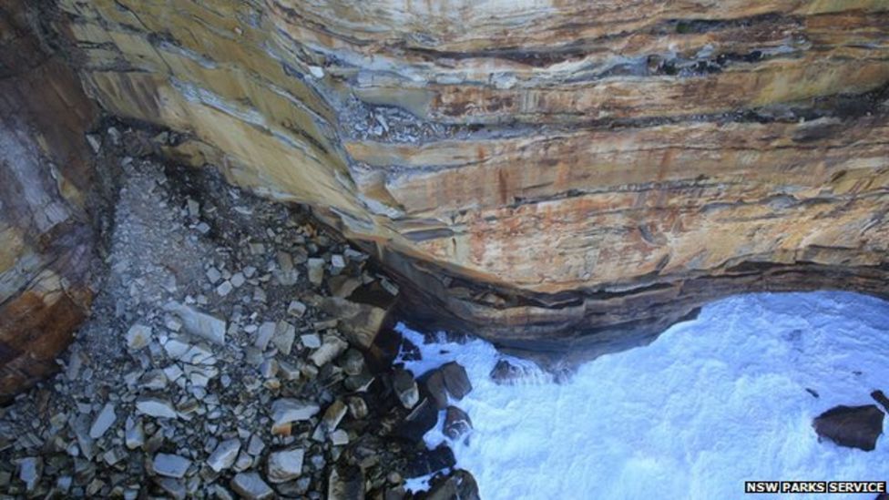 Popular Sydney rock formation 'could collapse at any time' - BBC News