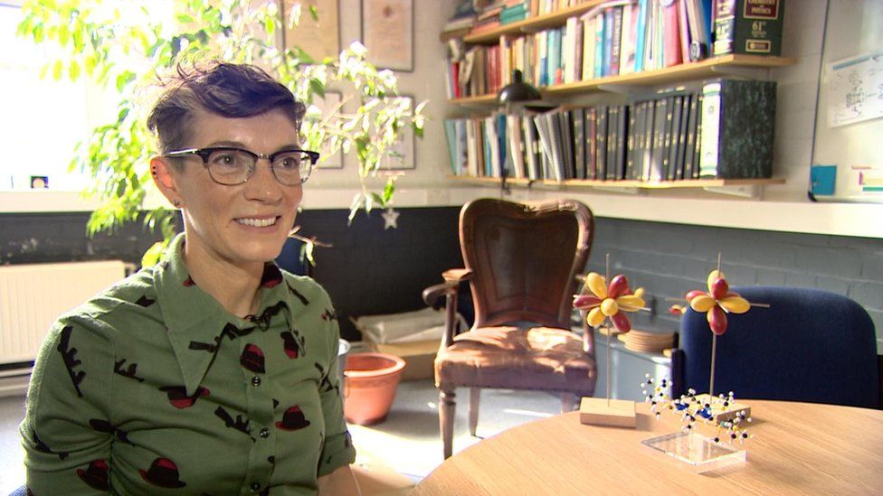 Lonely at the top for women scientists - BBC News