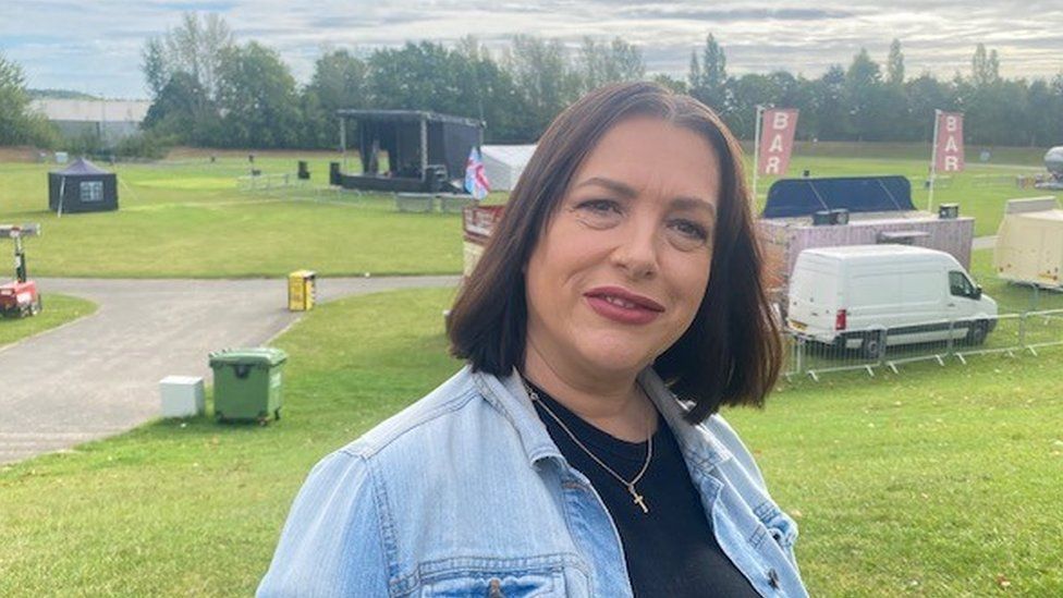 Telford: Hot air balloons take to the skies for fiesta - BBC News