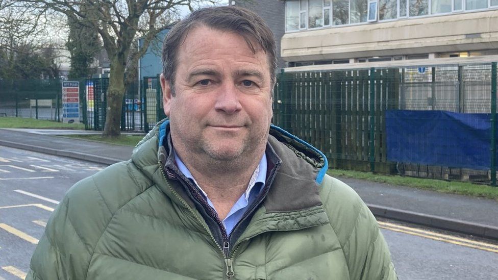 2 Sisters: 730 o swyddi mewn ffatri yn Llangefni yn y fantol - BBC ...