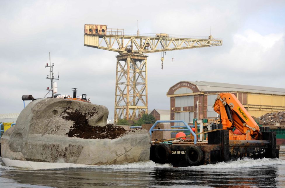 Floating Head sculpture returns to the Clyde after 33 years - BBC News