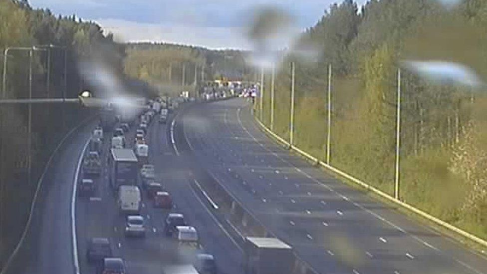 Nottinghamshire: Traffic on M1 southbound released after crash - BBC News