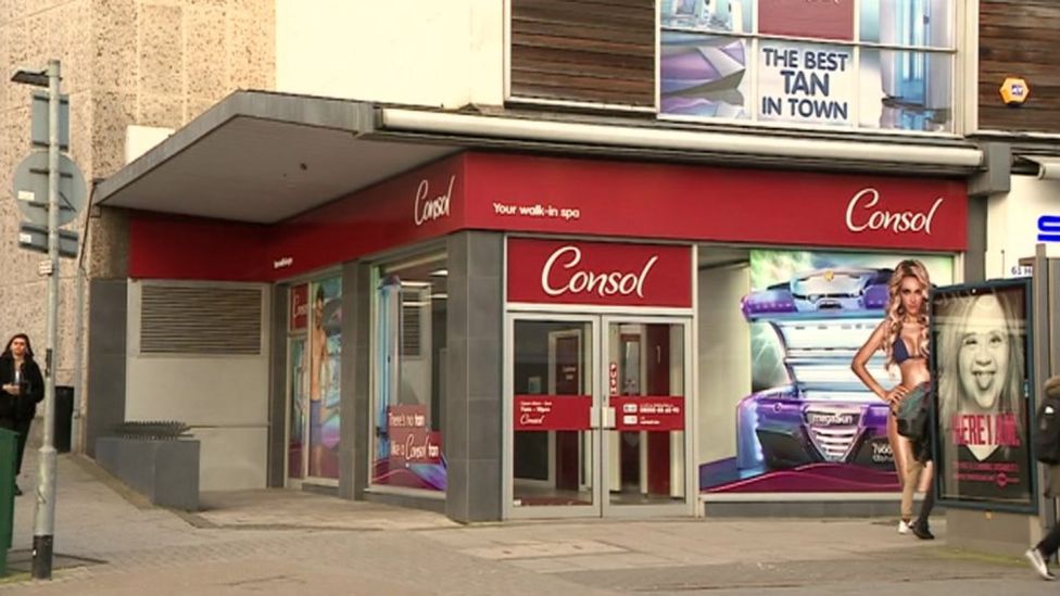 Professor Green films 'anti-homeless' bench bar removal - BBC News