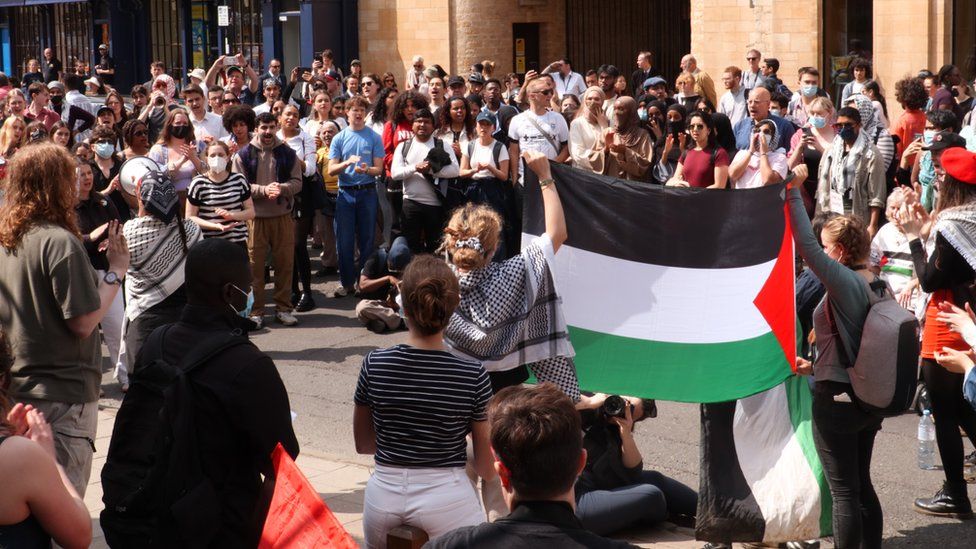 Gaza protests: Oxford University students deliver Gaza demands - BBC News
