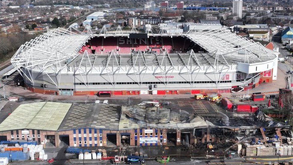 Southampton fire: Crews leave blaze near stadium - BBC News