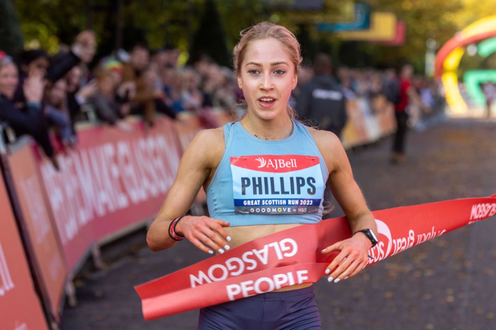 Thousands on Glasgow's streets for Great Scottish Run - BBC News
