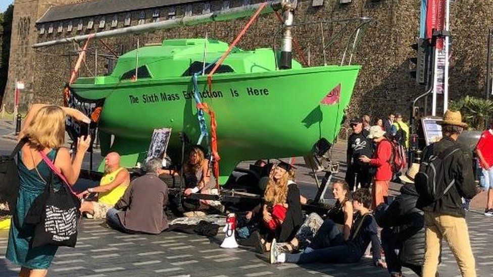 Oedi wrth i brotest newid hinsawdd barhau - BBC Cymru Fyw